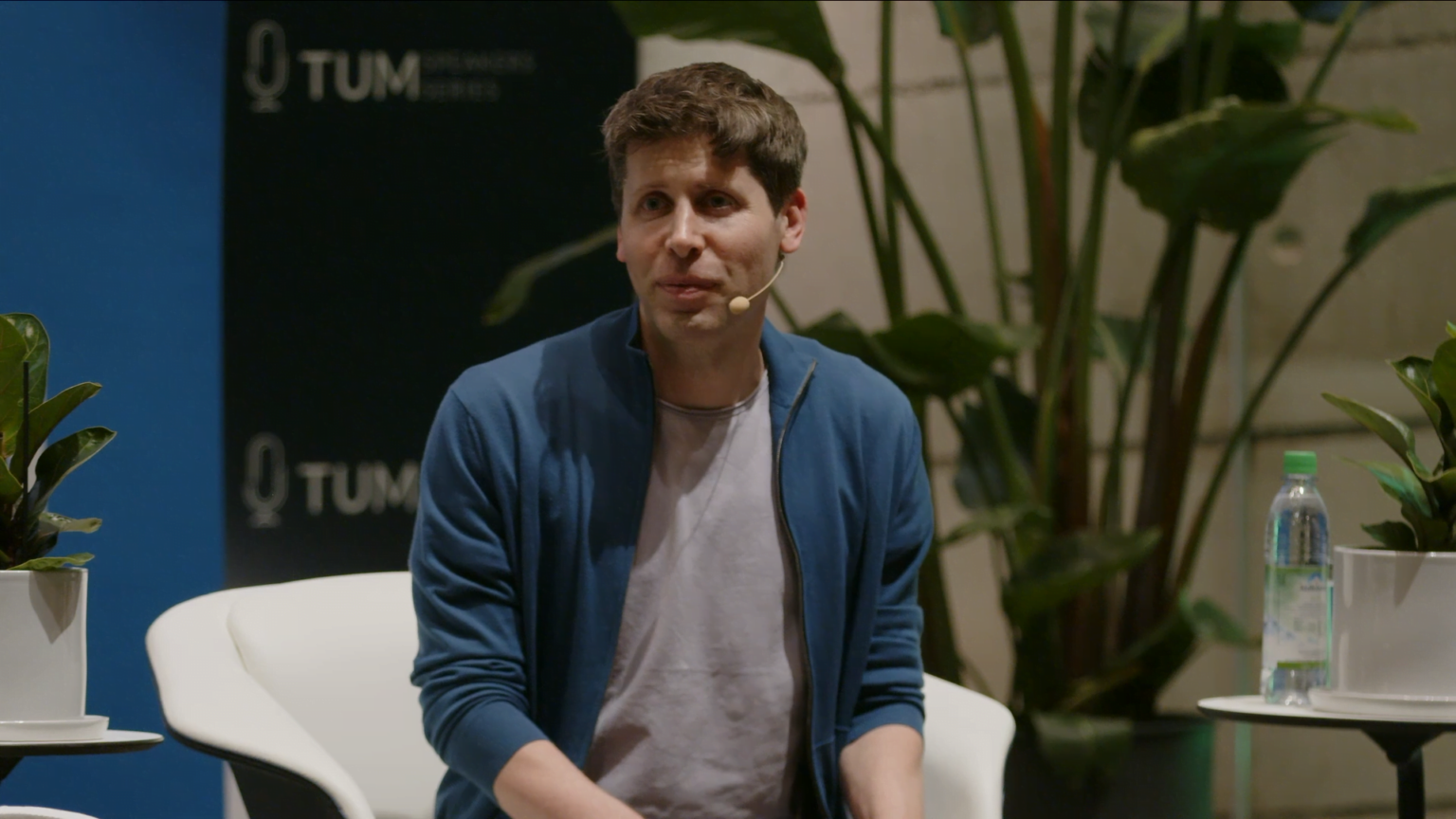 Sam Altman, CEO de OpenAI, afirma que ChatGPT habría pasado por una AGI hace 10 años - 🤖 AI MAFIA